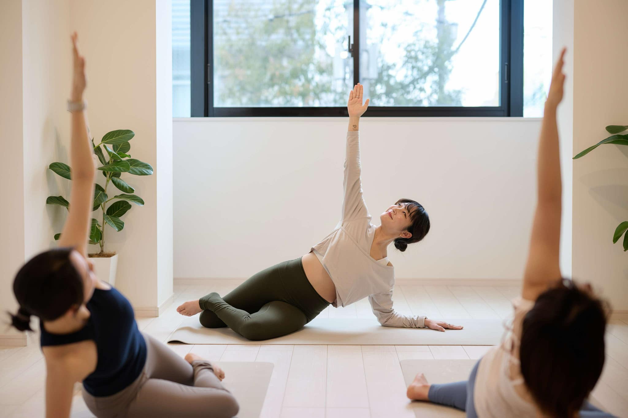 火曜日夜の”セロトニンヨガ®︎ブレスフロー&リラックス “クラスとは？ | 代々木上原ヨガスタジオ『studio GOD 代々木上原』